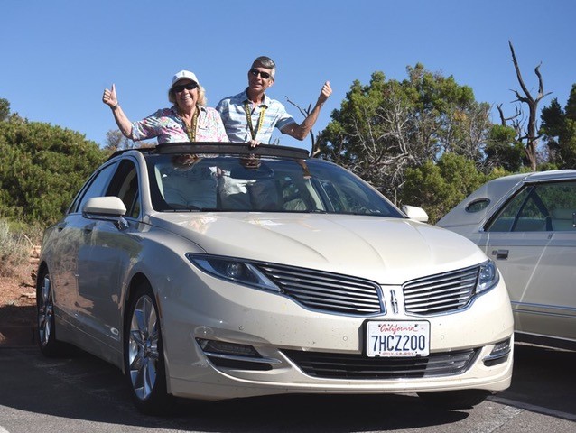 Elayne Benddel and Jim Ayres give the ‘thumbs up’ sign. | Lincoln and ...